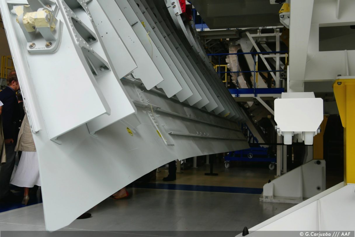 STELIA Aerospace livre le Fuselage Supérieur Avant du 1er BelugaXL ...