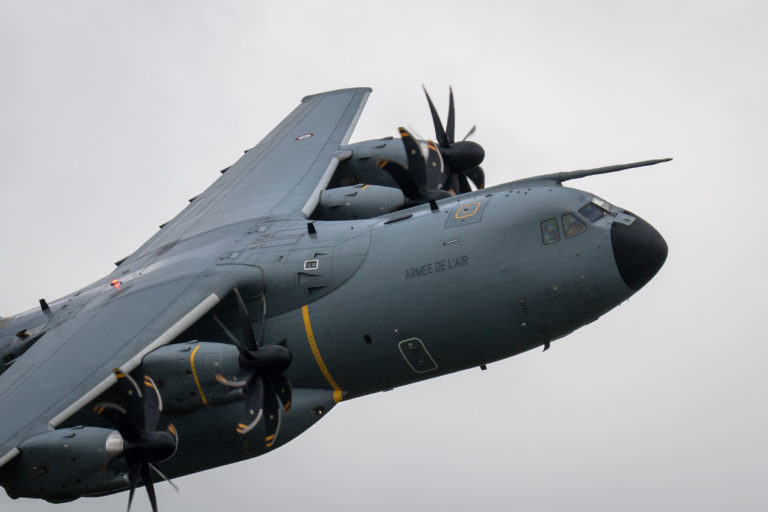 A400M : largage parachutistes portes latérales et 1ère livraison par l ...