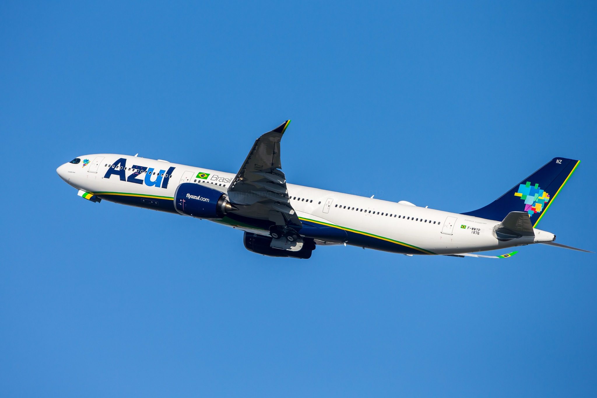 Le premier exemplaire d'A330neo Azul effectue son premier vol | AAF ...