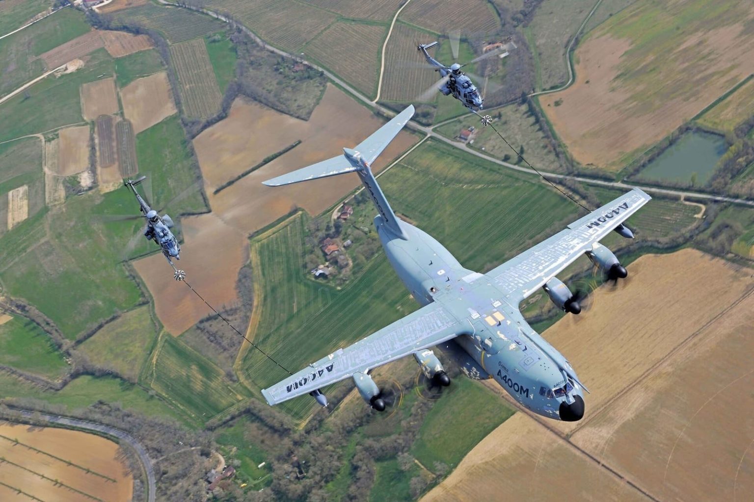 [Vidéo] L’A400M poursuit ses essais de ravitaillement d’hélicoptères ...
