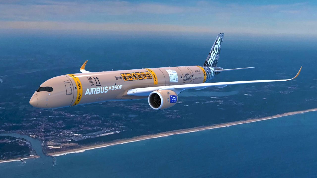 Airbus A350F : la porte cargo principale installée à Toulouse, étape ...