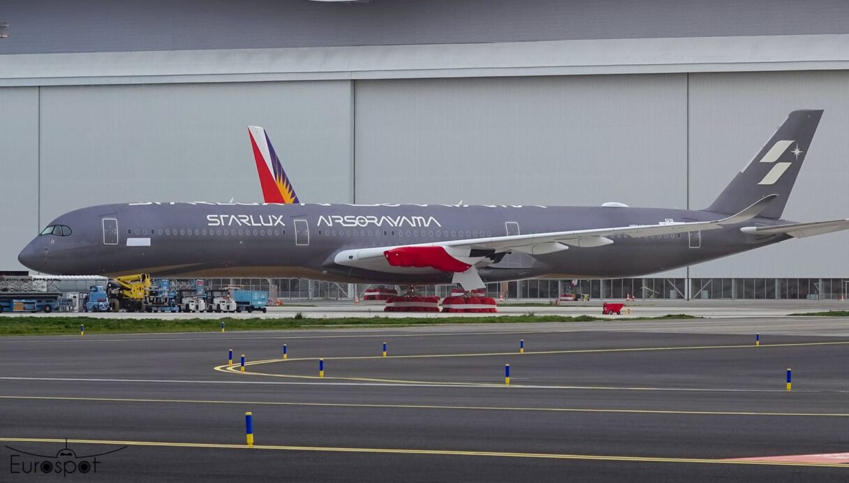 STARLUX dévoile son premier A350‑1000 AIRSORAYAMA à Toulouse – ACTU ...